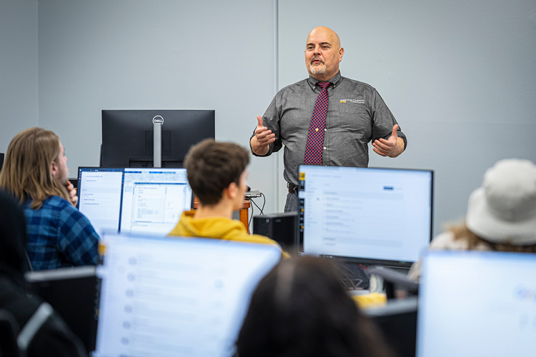 Veteran and UWM grad student inspires future engineers